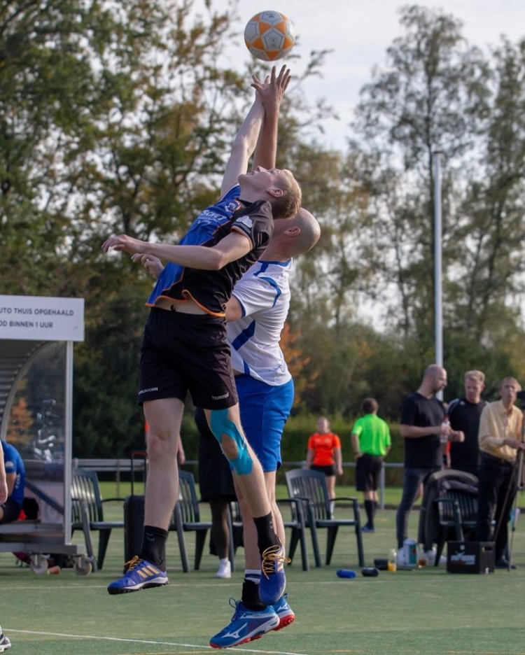 Geef de bal door... | KV Apeldoorn